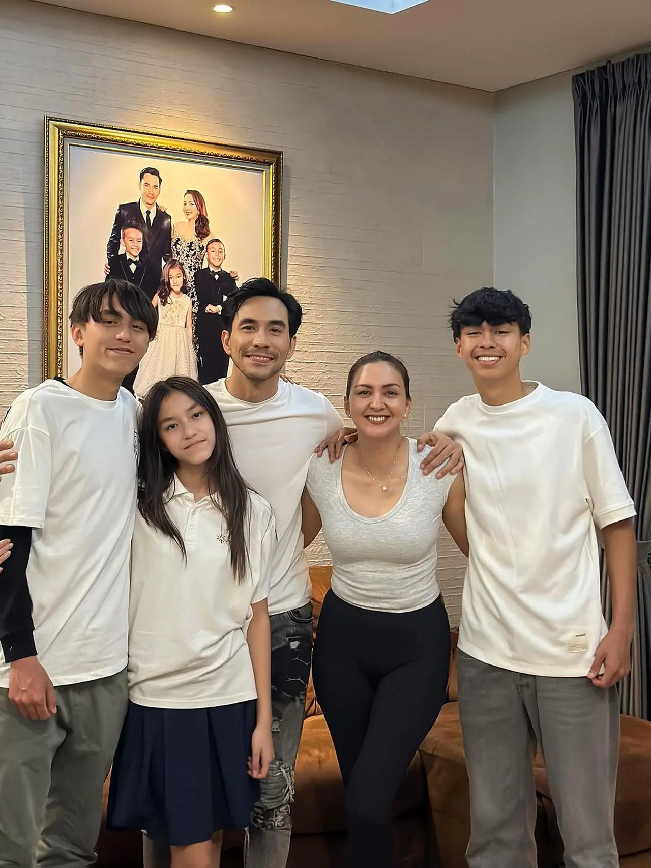 Tetap Harmonis Sepanjang Pernikahan, Intip Momen Full Formasi Keluarga Darius Sinathrya dan ...