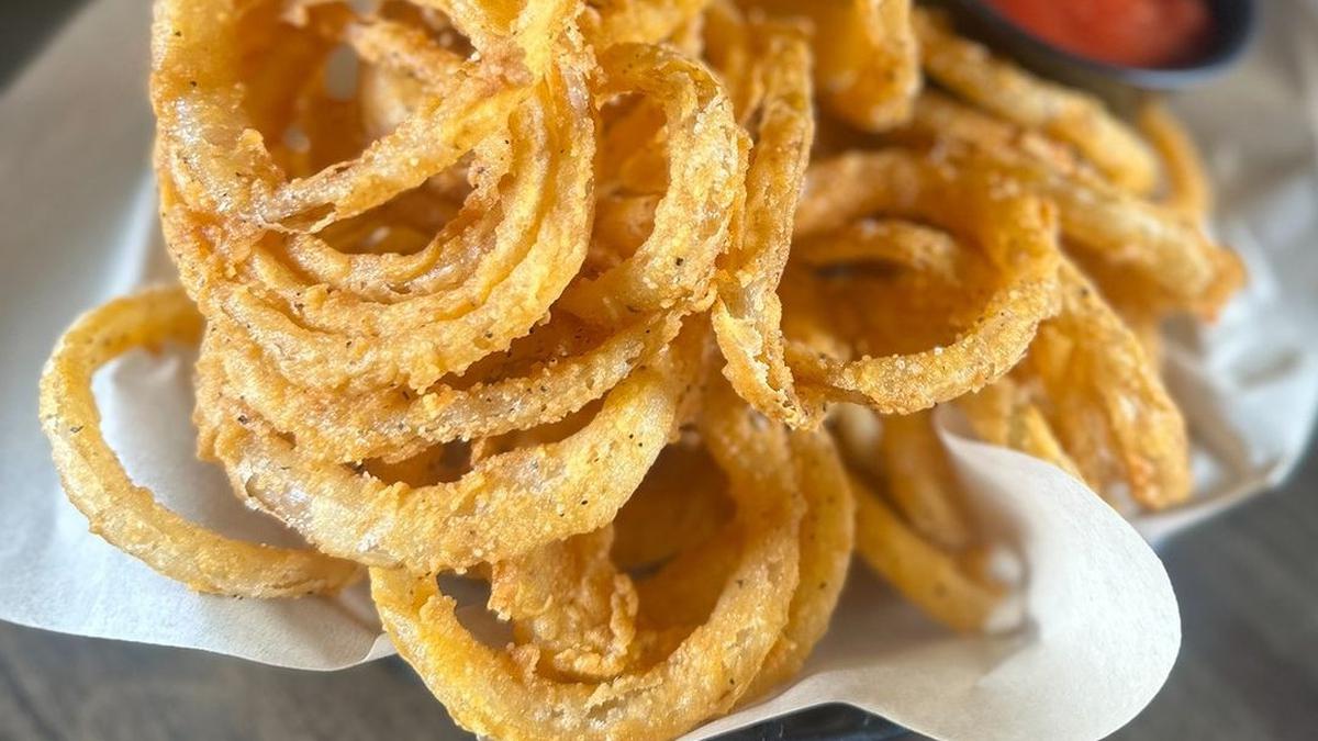 Rahasianya Ada di 1 Bahan Minuman, Begini Trik Goreng Onion Ring Agar ...