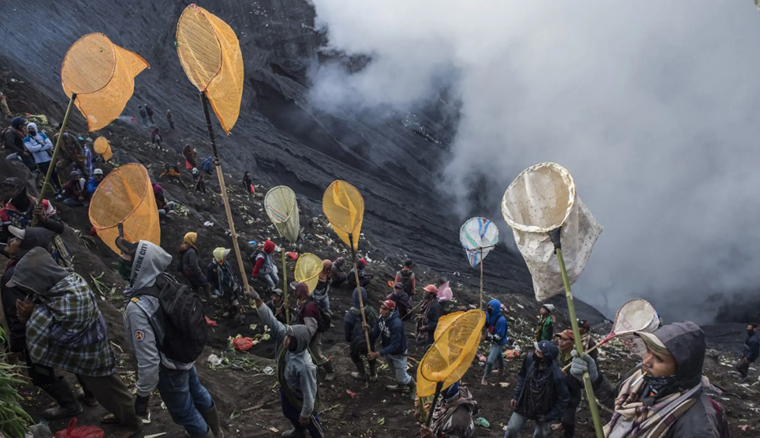 FOTO: Upacara Yadnya Kasada, Suku Tengger Larung Sesajen ke Kawah ...