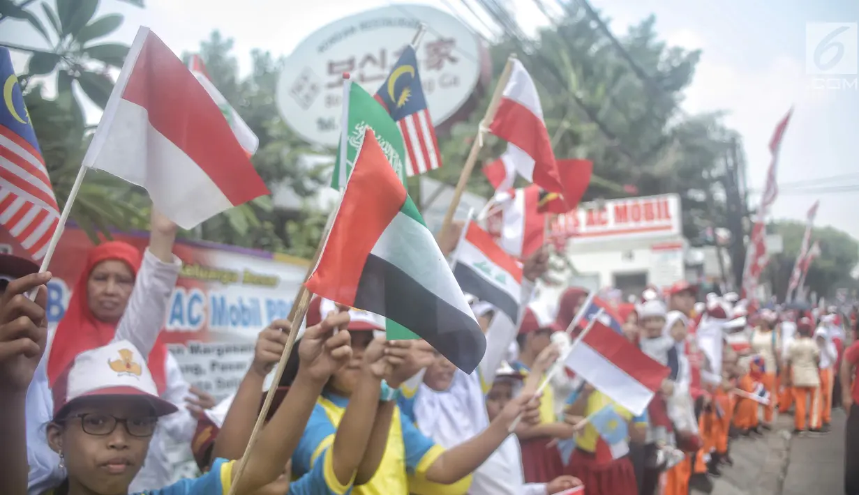 FOTO: Antusias Siswa SD Sambut Pawai Obor Asian Games di Jakarta - Foto ...