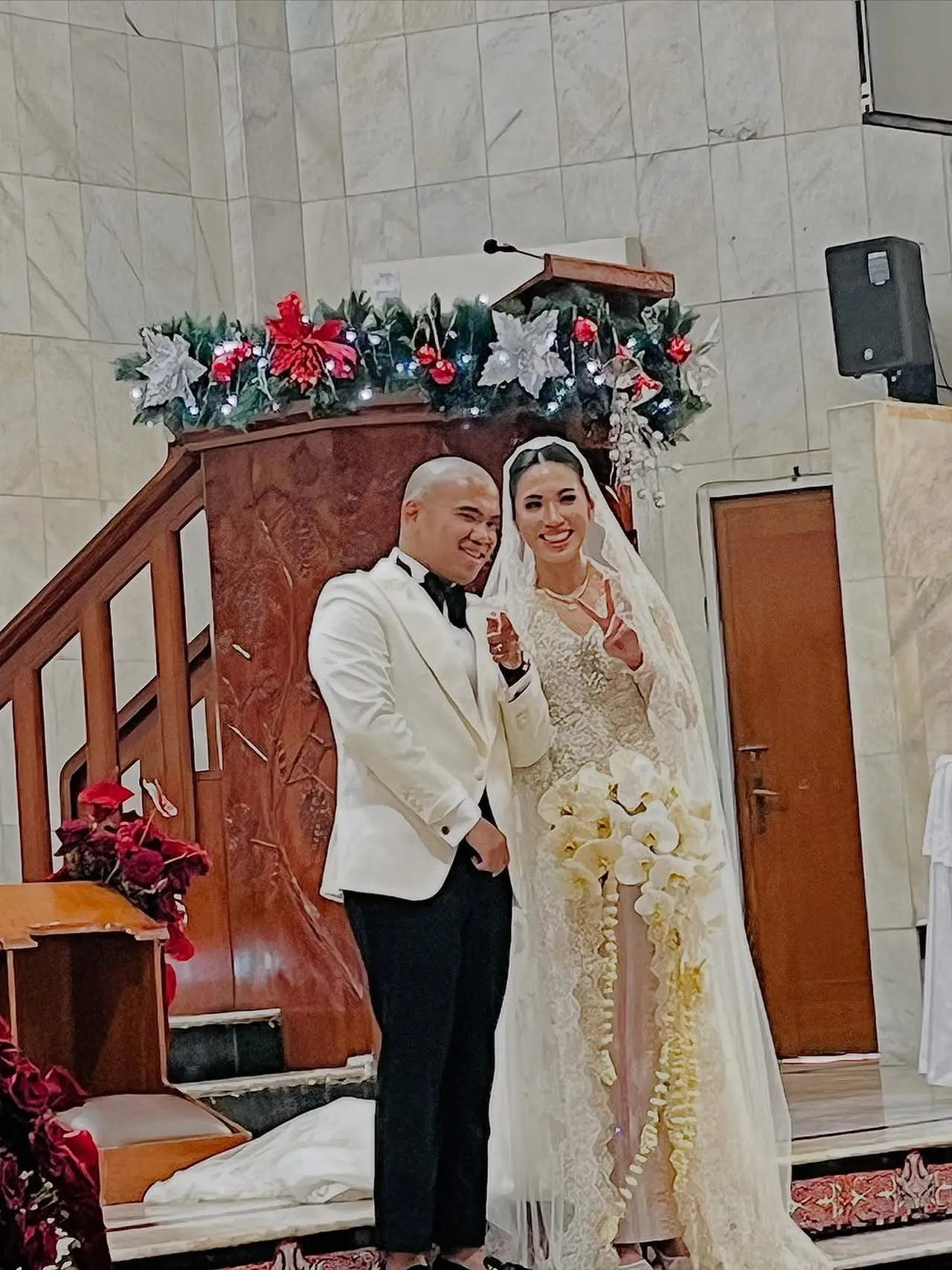 7 Potret Pernikahan Winona Delany dan Frank Hutapea Putra Hotman Paris, Khidmat - Hot Liputan6.com