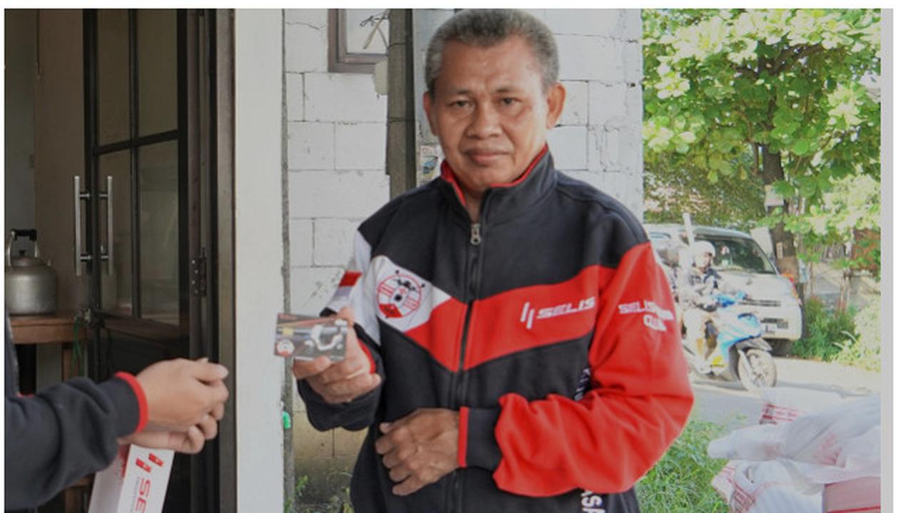 Inilah Pria Penerima Pertama Bantuan Pembelian Motor Listrik Selis
