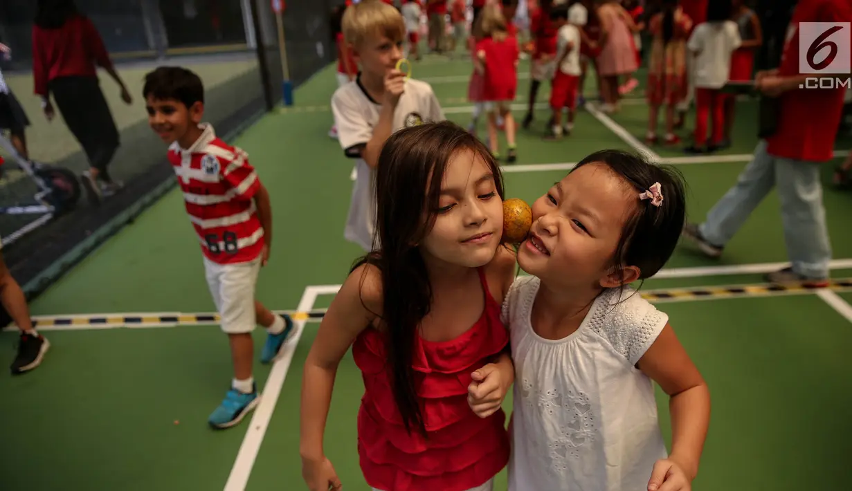 PHOTO: Siswa Bule Ikuti Lomba Tradisional Peringati Kemerdekaan RI ...