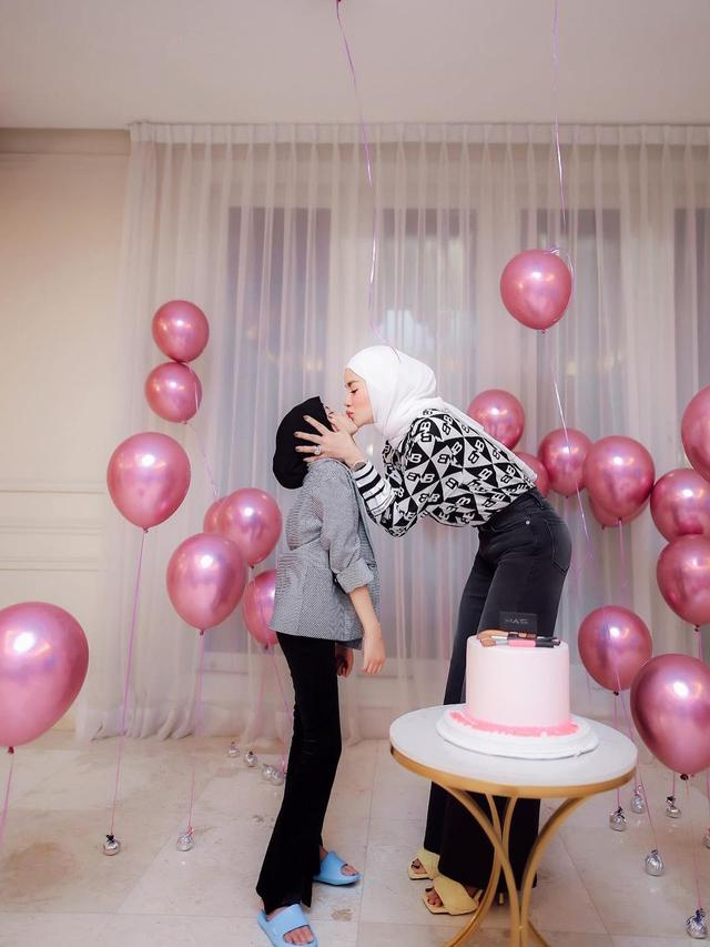 6 Potret Olla Ramlan dan Aufar Hutapea Kompak Cium Aleena di Momen ...