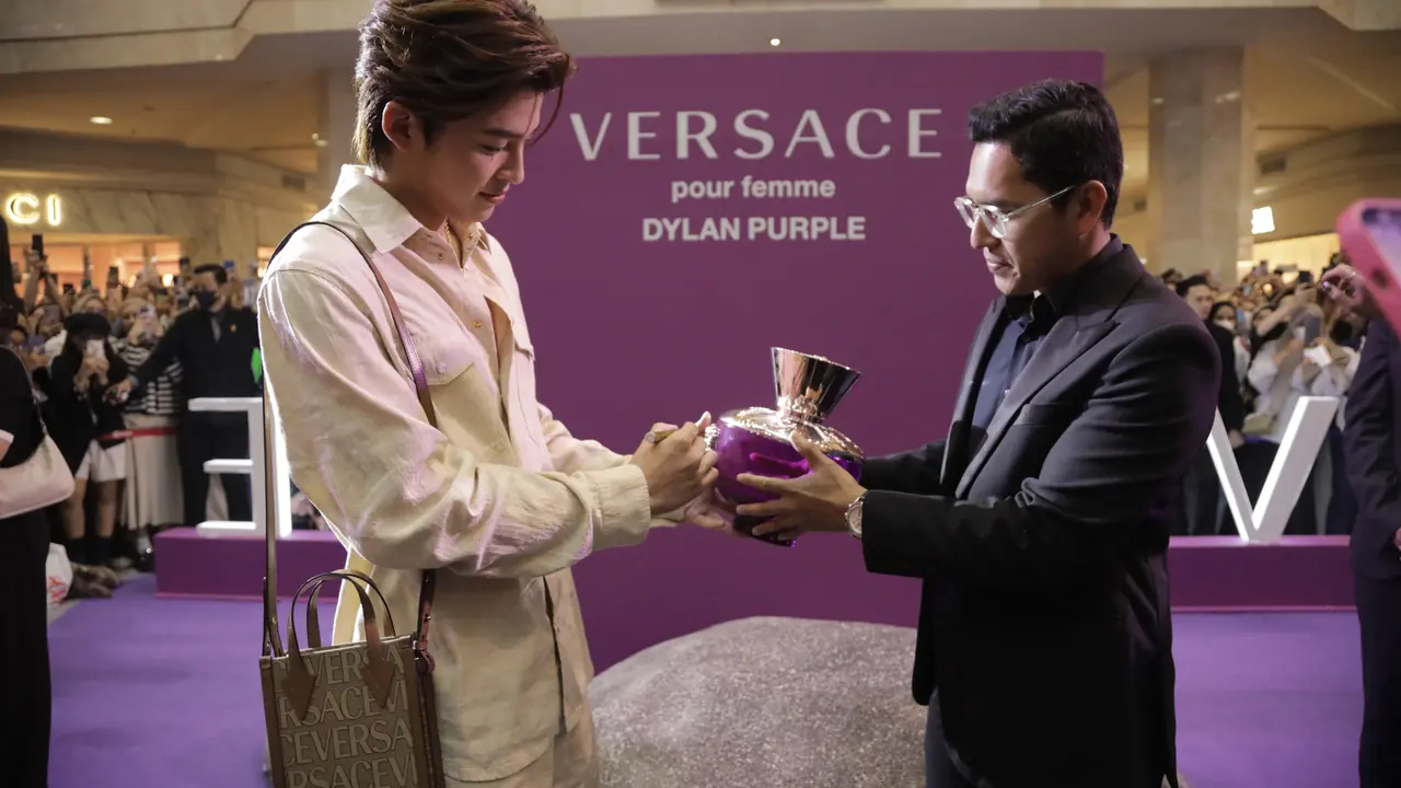 Menjadi Muse Versace Dylan Purple, Pond Naravit Ramaikan Peluncurannya ...