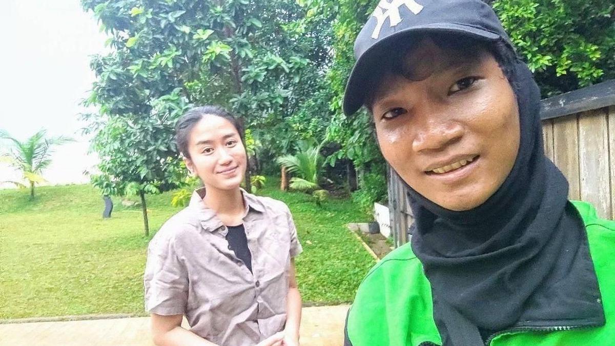 10 Potret Selfie Driver Ojol dengan Artis Bikin Iri Netizen - Motor Otosia.com
