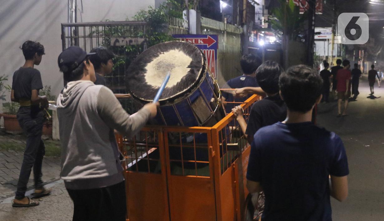 FOTO: Tradisi Membangunkan Sahur dengan Memukul Bedug Keliling Kampung ...