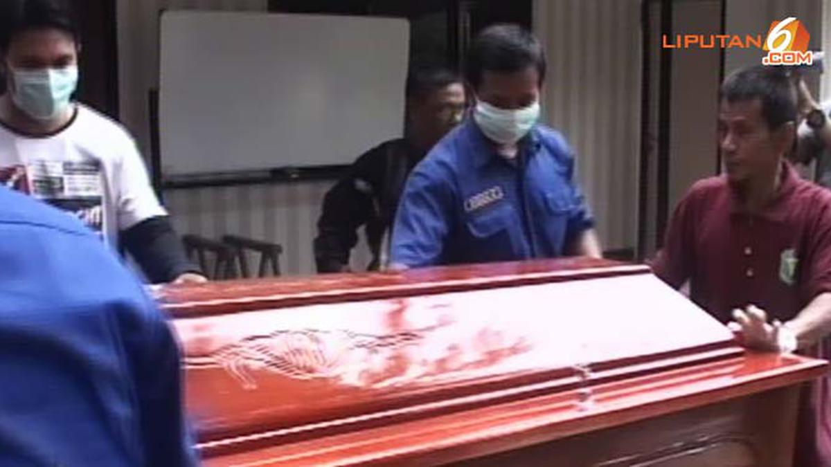 [VIDEO] Jasad Wanita Dalam Koper Diambil Keluarga - News Liputan6.com