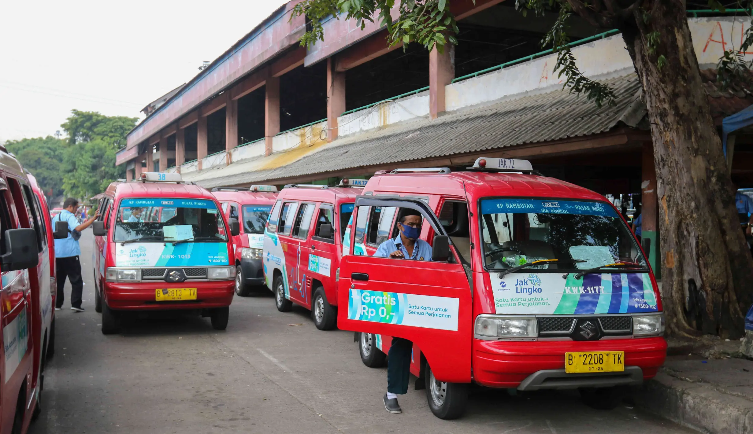 FOTO: Rencana Pengaturan Tempat Duduk di Dalam Angkot - Foto Liputan6.com