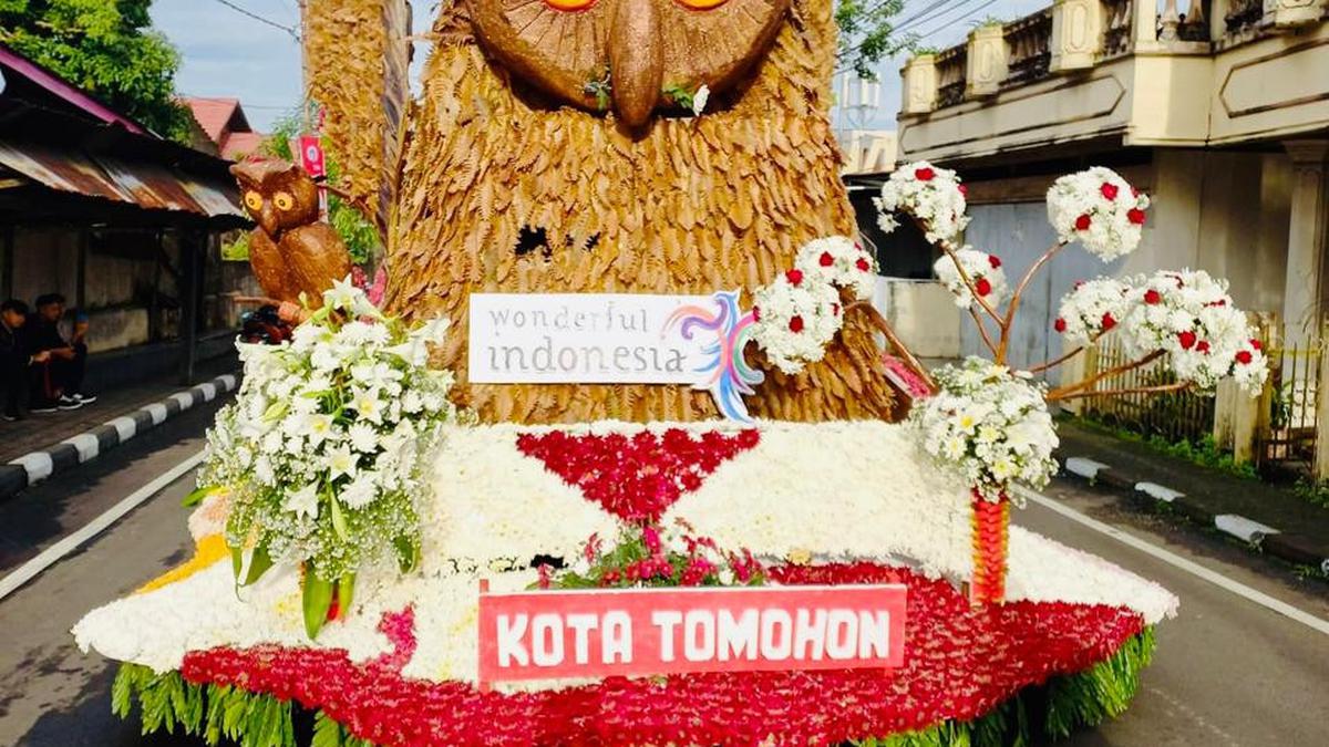 Ratusan Ribu Kuntum Bunga Cantik Melintas di Jalan Raya Tomohon dalam ...