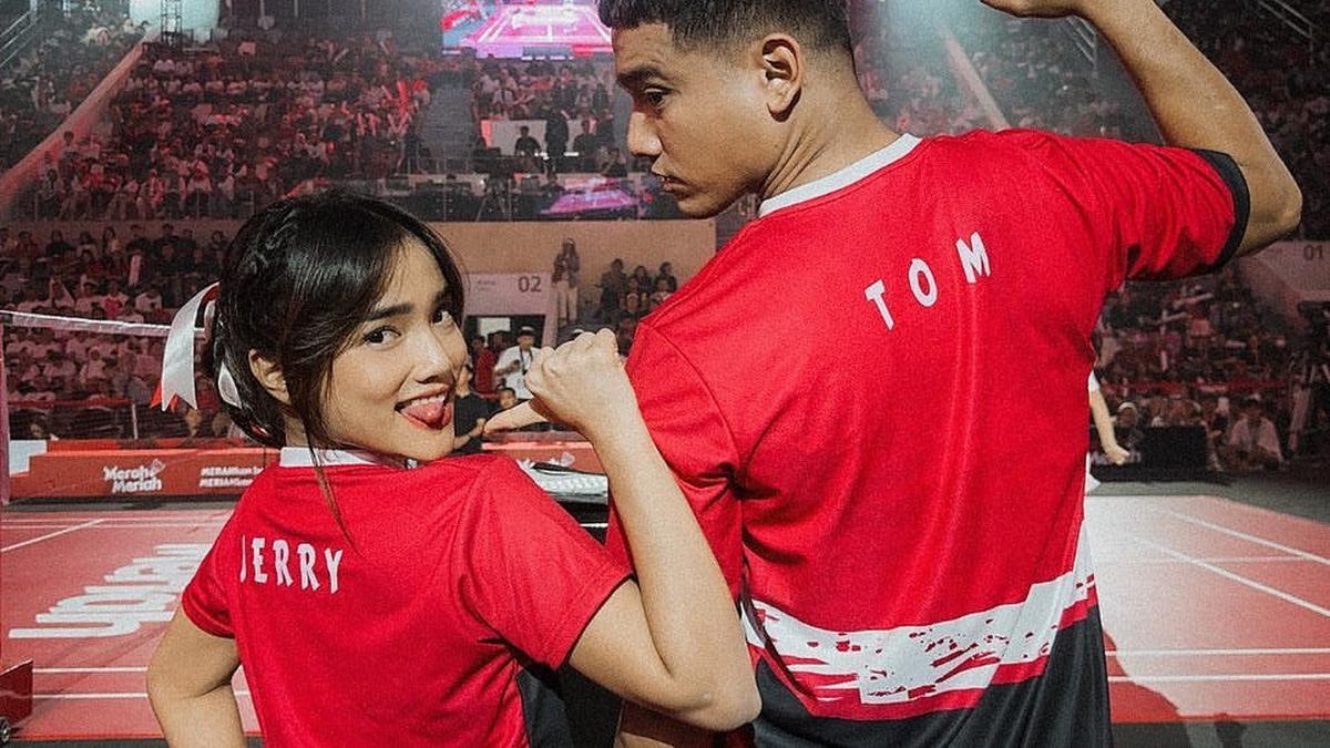 7 Potret Kompaknya Fuji dan Fadly Faisal Tampil Satu Tim Main Badminton ...