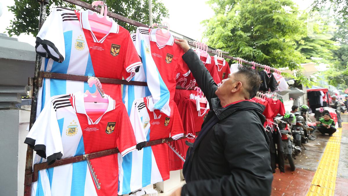 Berburu Merchandise Timnas Indonesia dan Argentina di Sekitar SUGBK