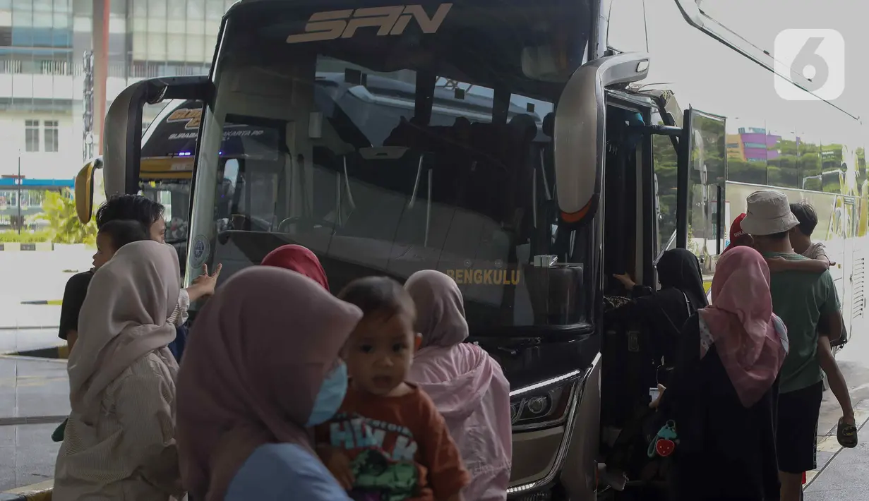 Arus Penumpang Bus Saat Libur Panjang Waisak di Terminal Pulogebang - Foto Liputan6.com