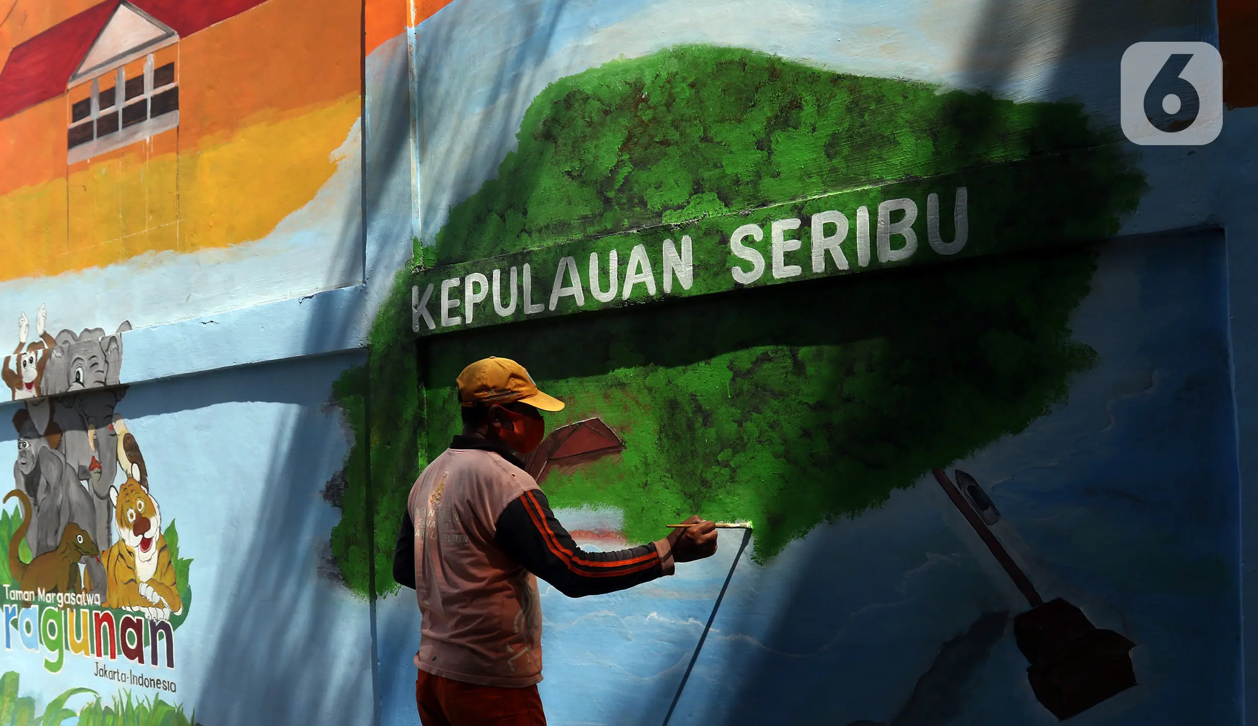 FOTO: Mural Bertemakan Kota Jakarta Jadi Media Edukasi dan Penghias ...