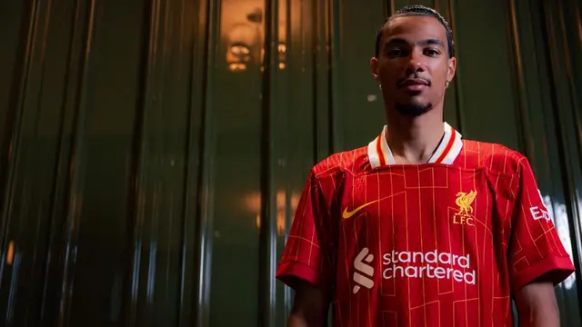 Hugo Ekitike Ungkap Alasan di Balik Foto Viral Mengenakan Jersey Steven ...