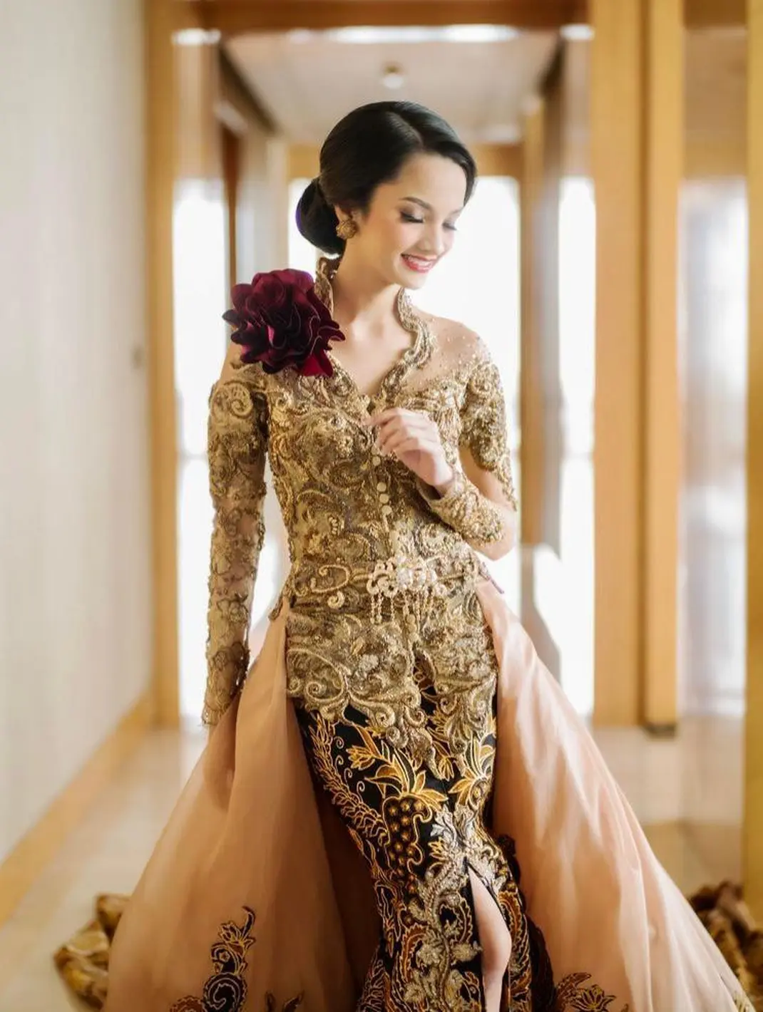 11 Potret Penampilan Sabrina Anggraini di Momen Resepsi, Elegan ...