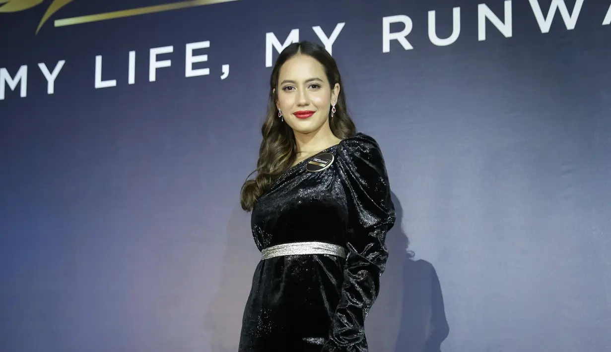 FOTO: Modisnya Pevita Peace Dengan Balutan Gaun Warna Hitam - Foto ...