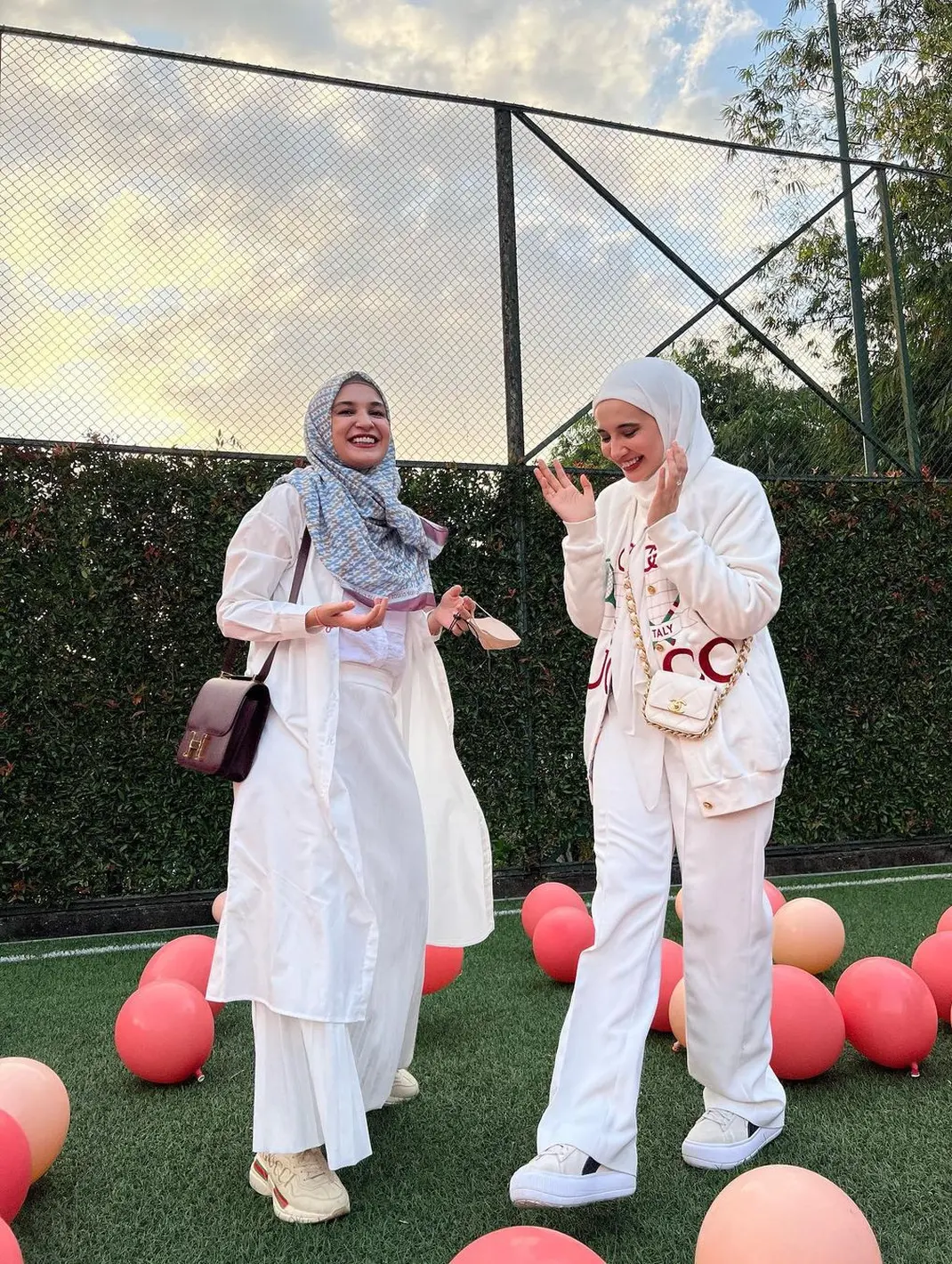 6 Gaya Kompak Zaskia dan Shireen Sungkar, Stylish dengan Busana Syar'i