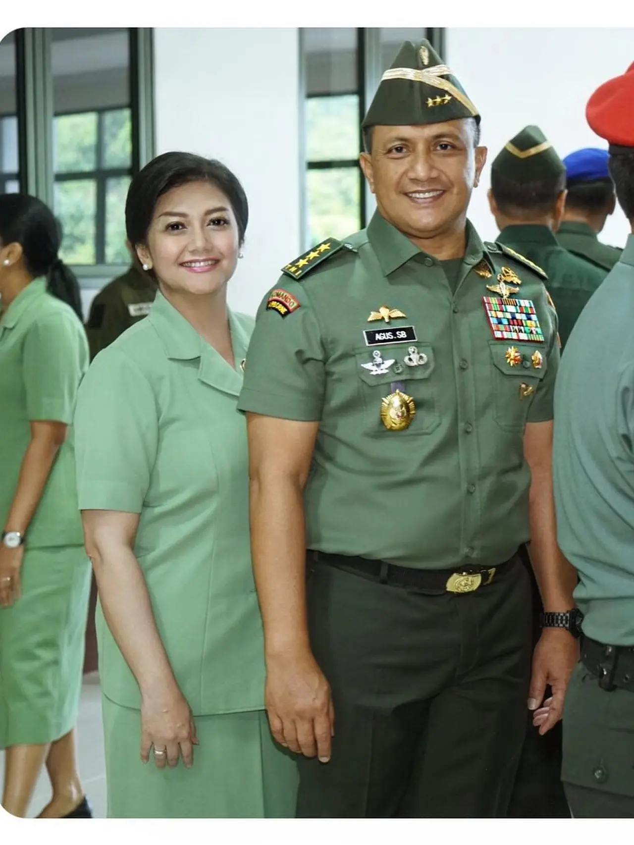 6 Adu Gaya Artis Pakai Seragam Persit, Ayu Ting Ting Segera Nyusul - Fashion Fimela.com