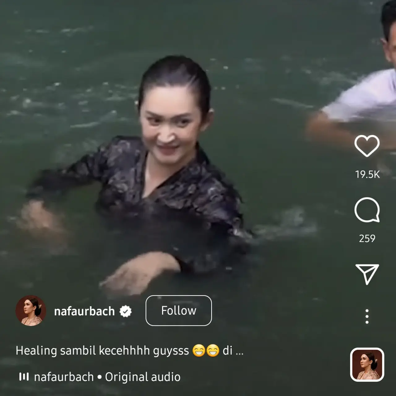 Nafa Urbach Nyebur ke Sungai Pakai Kebaya, Cantiknya Nggak Luntur