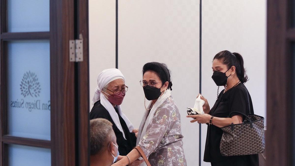 Potret Rina Hasyim Melayat Bob Tutupoly di Rumah Duka, Bob Itu Baik ...