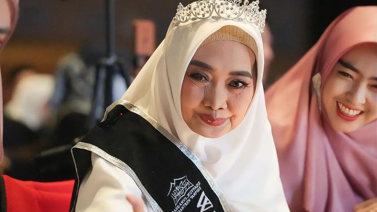 Sempat Koma di Makkah, 7 Potret Ibu Ria Ricis Jalani Wisuda Tahfidz - Hot Liputan6.com