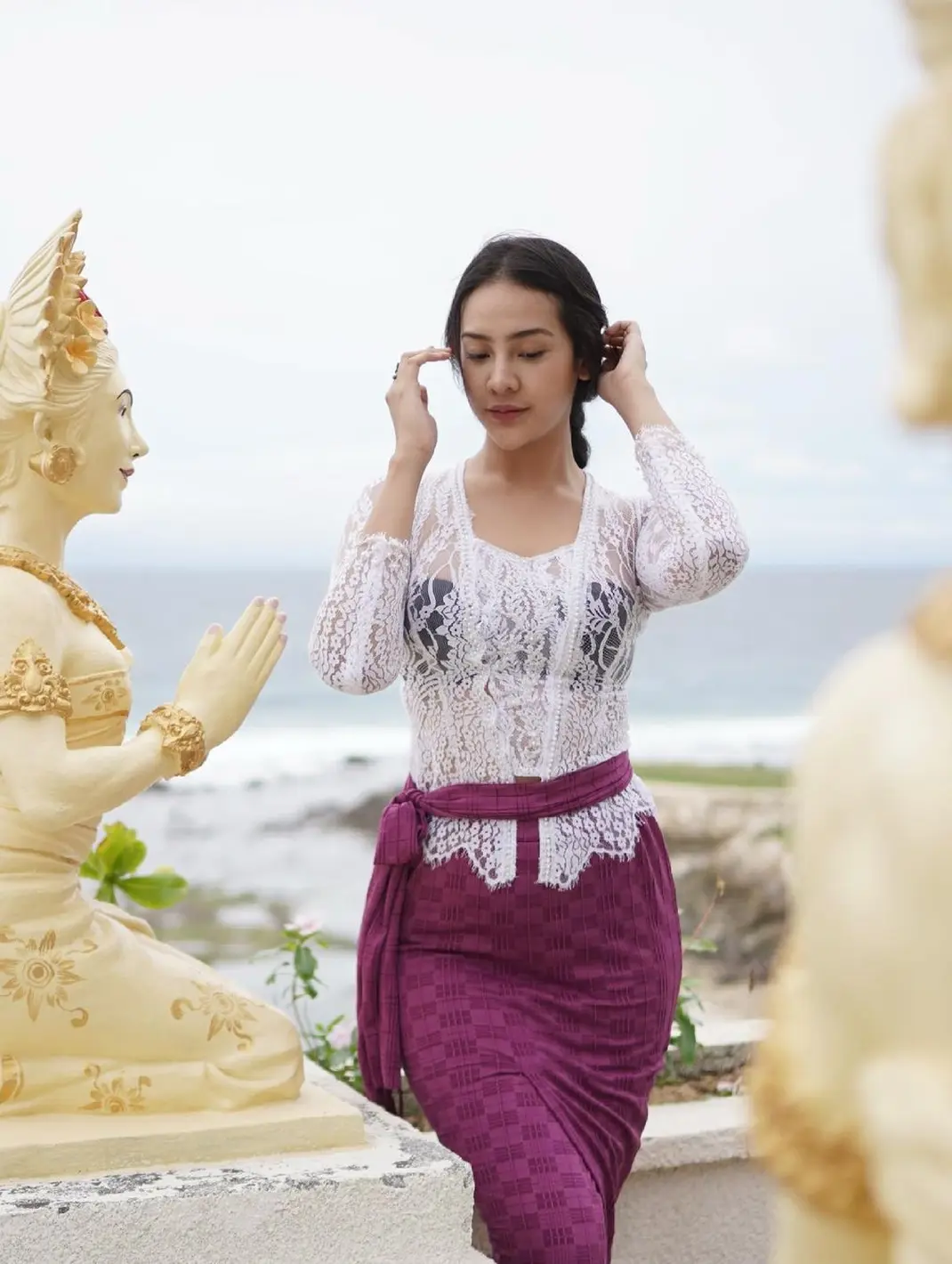 5 Pesona Anya Geraldine Dibalut Wastra Nusantara, dari Gadis Jawa sampai Jadi Pengantin Bali ...