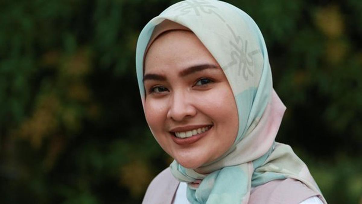 Ide Gaya Hijab Persegi Manis ala Ria Miranda - Beauty Fimela.com