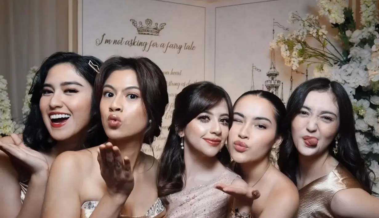 Para Bridesmaid di Pernikahan Sarah Keihl, Ranty Maria dan Hana ...
