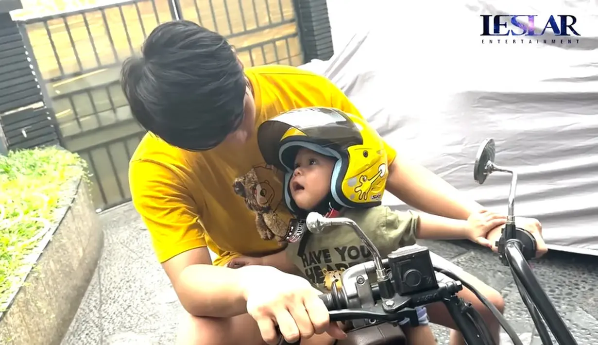Lucu dan Menggemaskan, Potret Abang L Pakai Helm Keliling Naik Motor ...