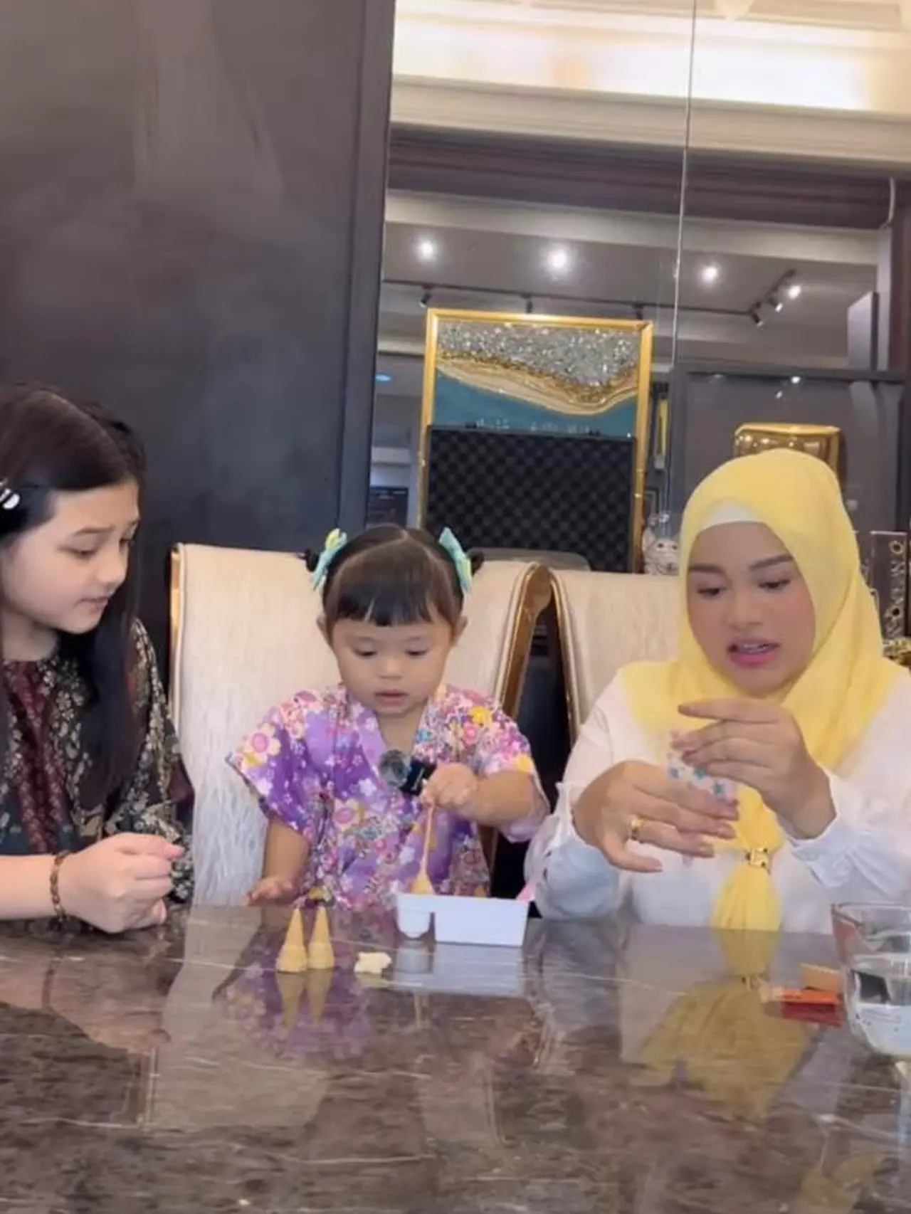 Potret Kedekatan Arsy Hermansyah dengan Baby Ameena, Ngemong Banget ...