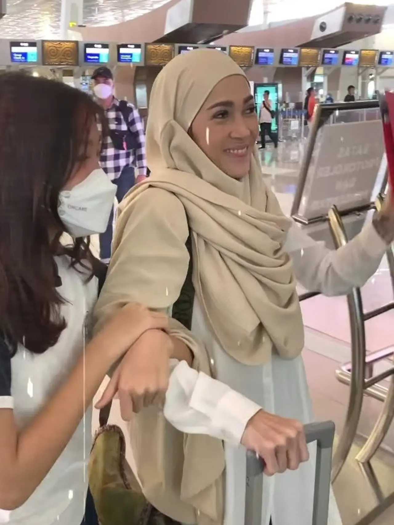 7 Potret Mieke Amalia saat Berhijab Ini Banjir Pujian - Hot Liputan6.com