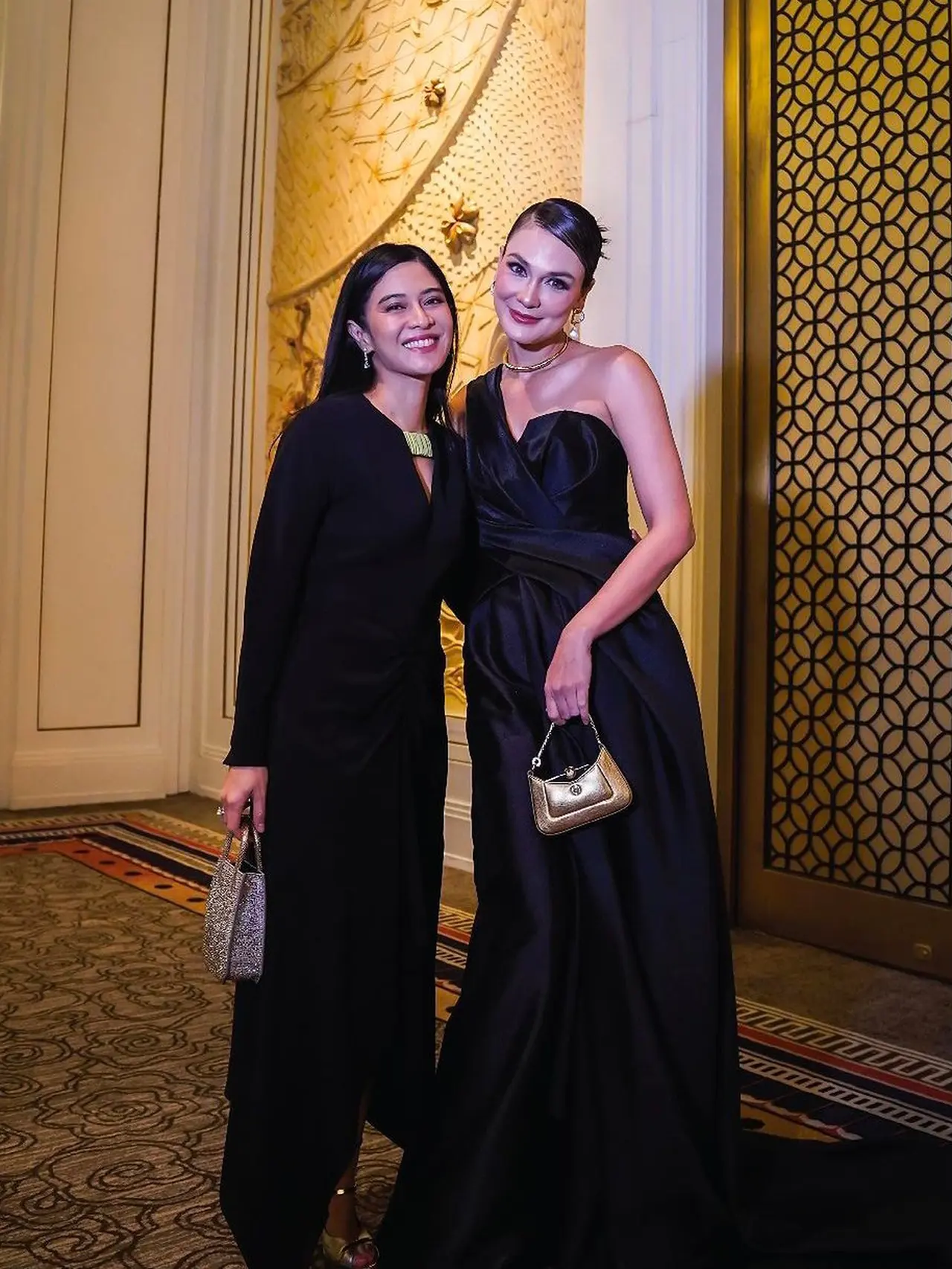 7 Potret Luna Maya Kenakan Gaun Hitam Mewah dan Elegan, Netizen: Aura ...