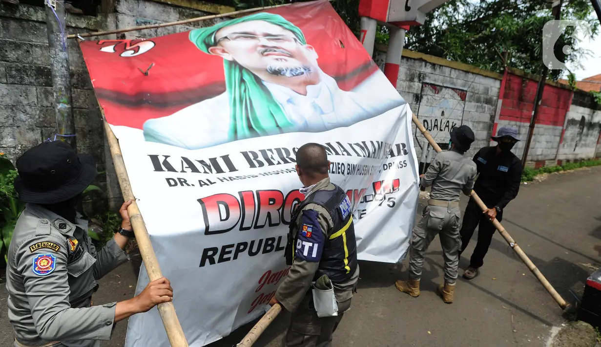 FOTO: Petugas Gabungan Turunkan Baliho Habib Rizieq di Bogor - Foto ...