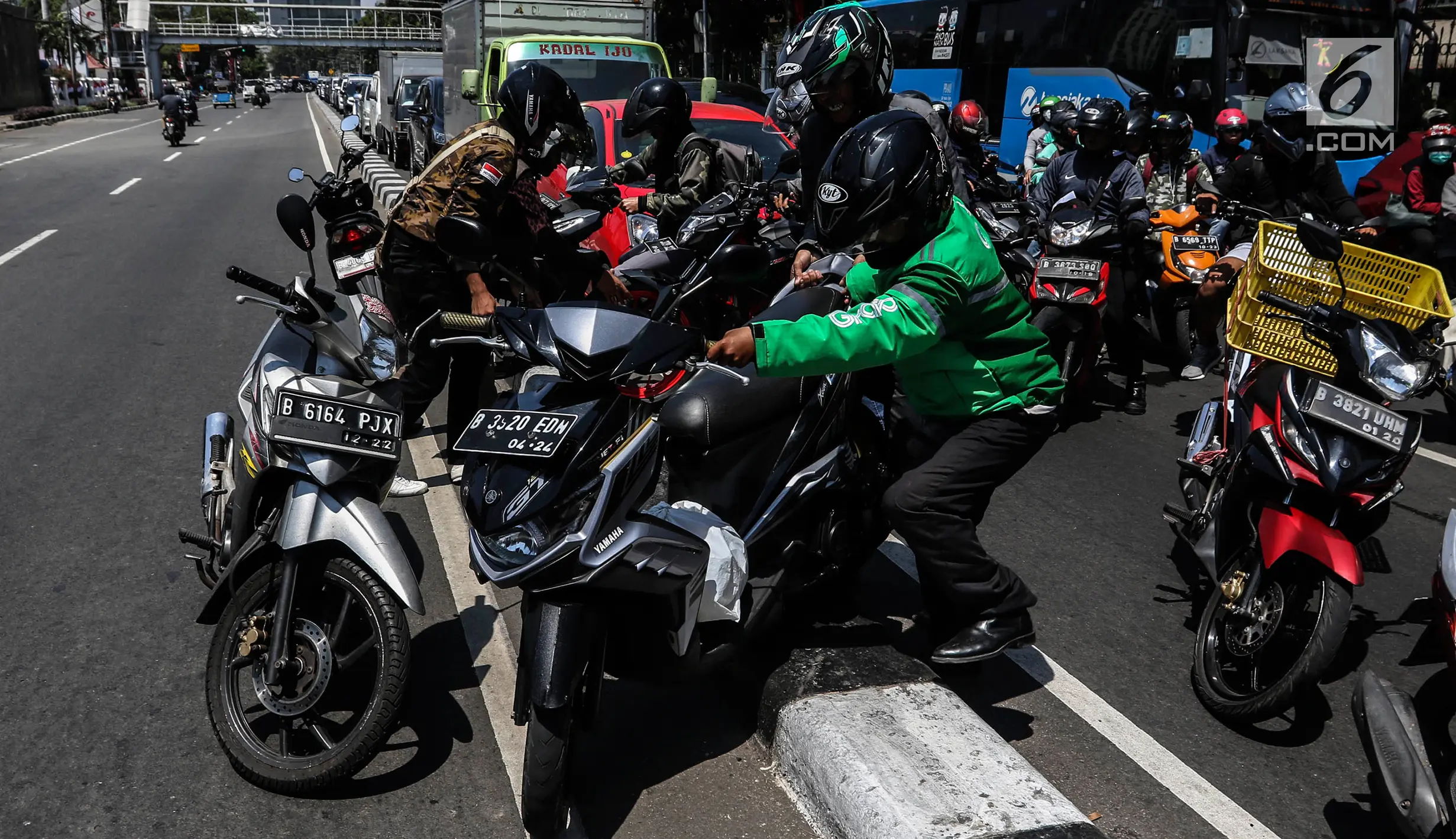 FOTO: Gotong Royong Pengendara Angkat Motor Demi Hindari Macet - Foto ...