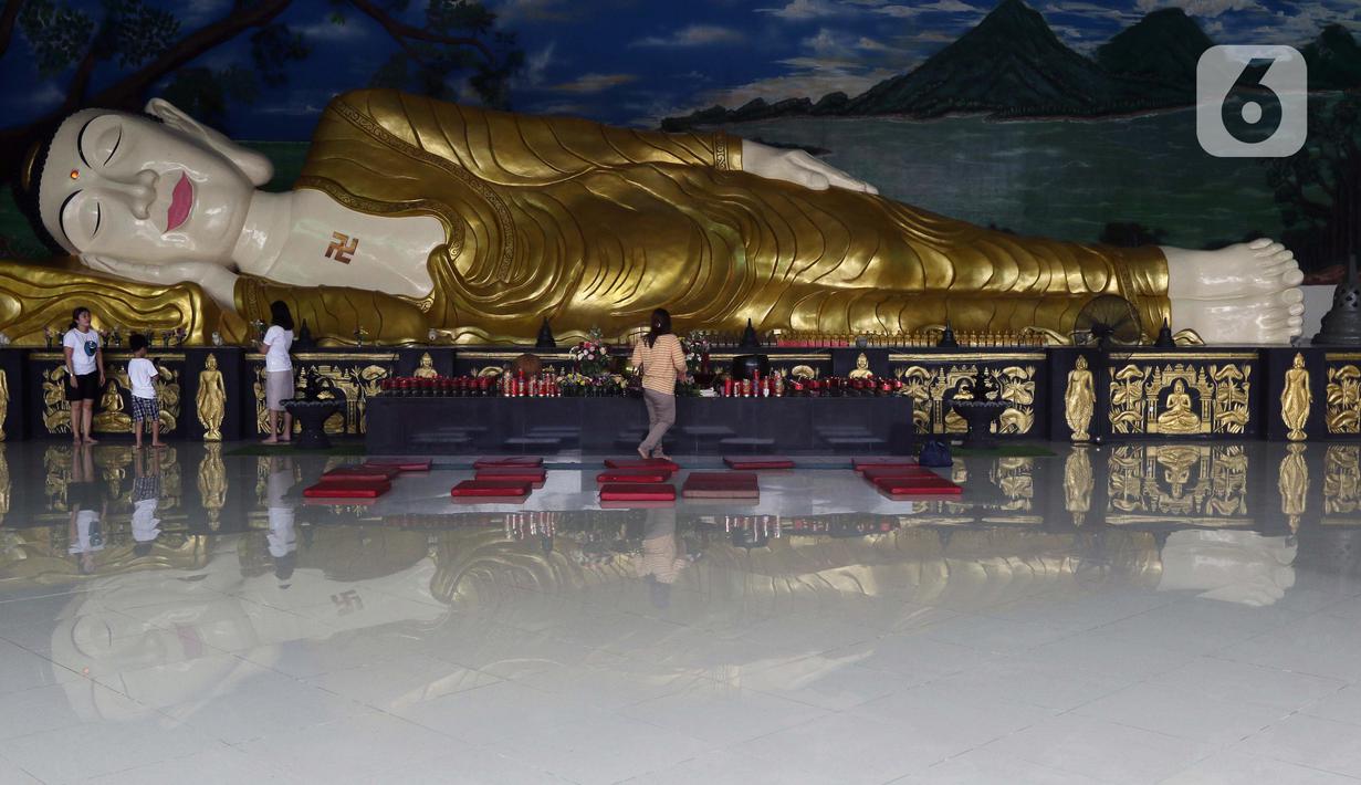FOTO: Ritual Sembahyang Waisak di Vihara Buddha Dharma dan 8 Pho Sat ...