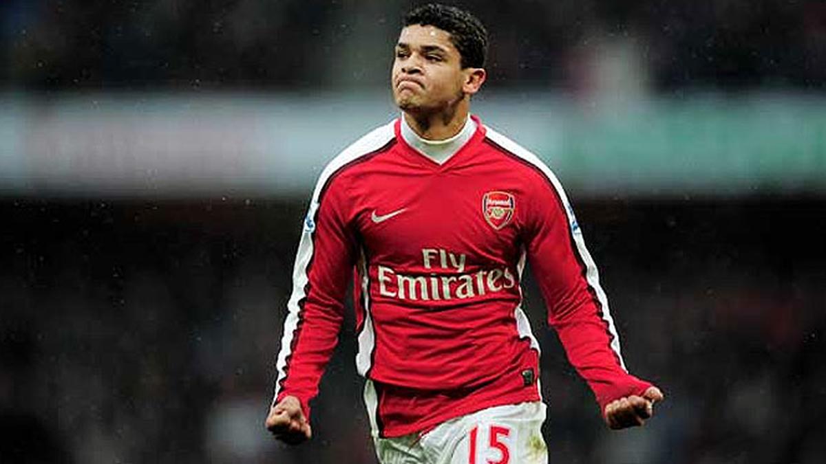 Denilson Ragukan Masa Depannya di Arsenal - Bola Liputan6.com