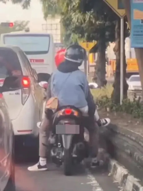 Pelukan Di Motor