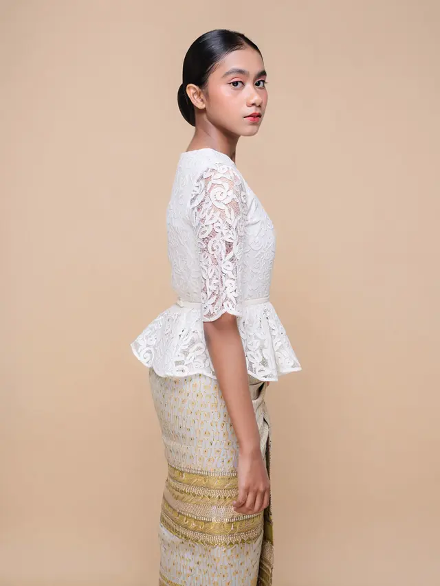 9 Model Brokat Bawahan Songket Kekinian, Kombinasi Modis Tampil ...