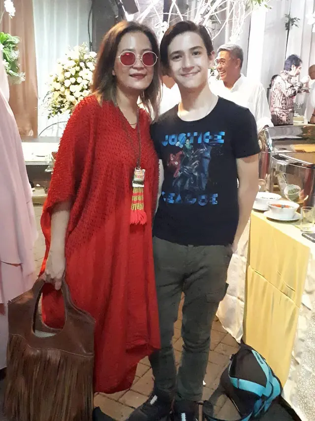 6 Potret Kebersamaan Oppie Andaresta dan Putranya, Curi Perhatian - Hot ...