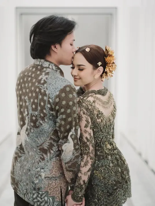8 Detail Penampilan Mahalini di Acara Lamarannya dengan Rizky Febian ...