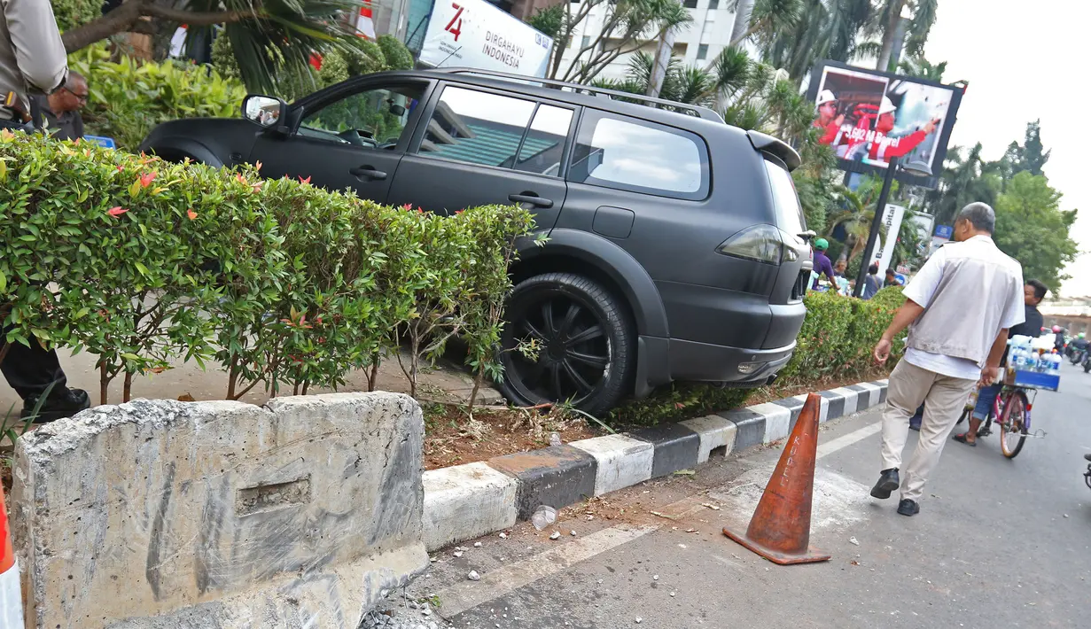 FOTO: Mobil Hitam Berpelat RFP Tabrak Trotoar hingga Ringsek - Foto Liputan6.com