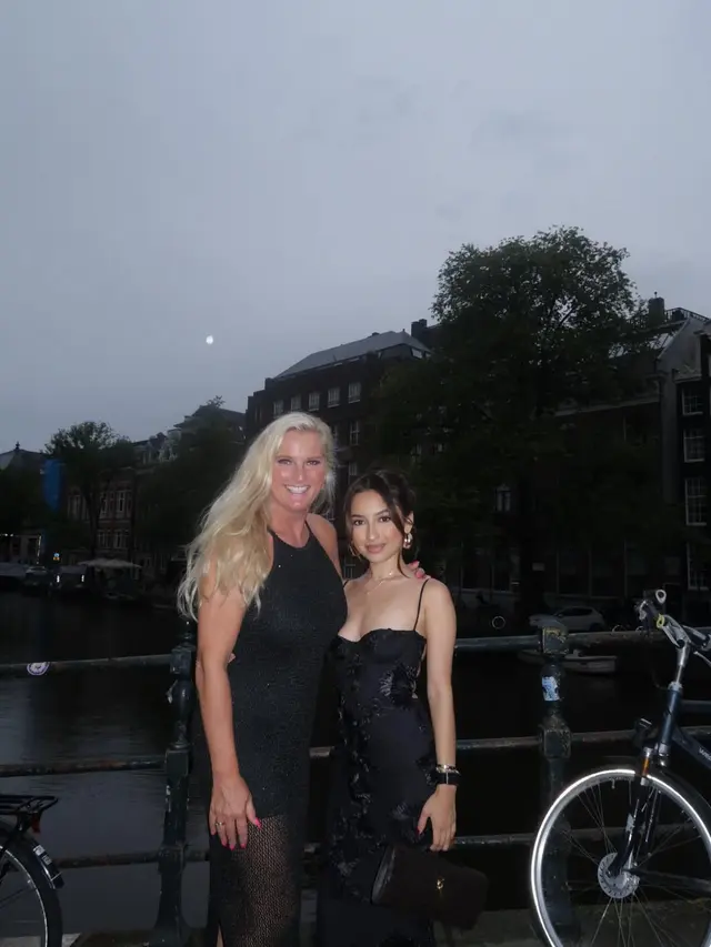 6 Gaya Fashion Ibunda Justin Hubner, Penampilannya di Ulang Tahun ...