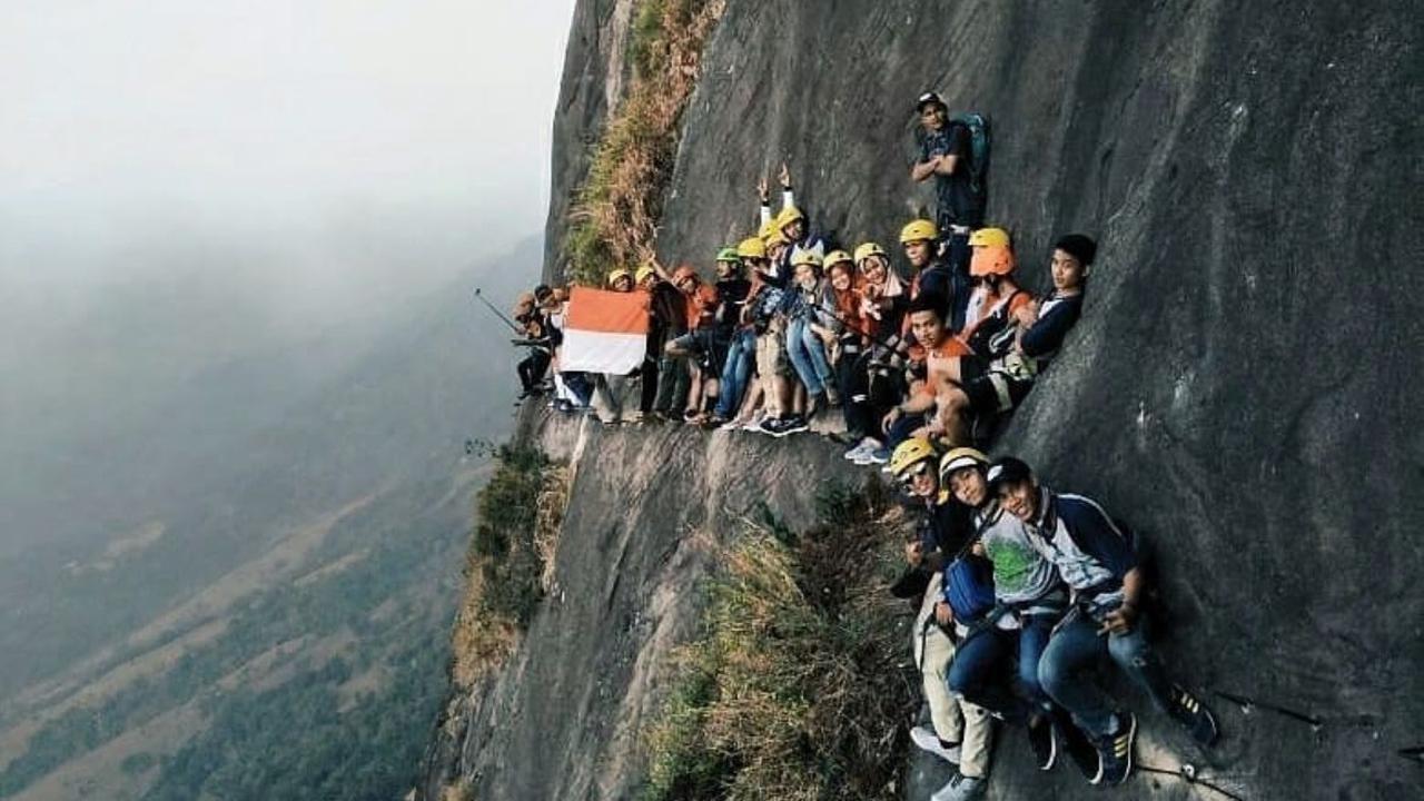 6 Fakta Menarik Gunung Parang, Gunung Batu Ambesit Tertinggi di ...