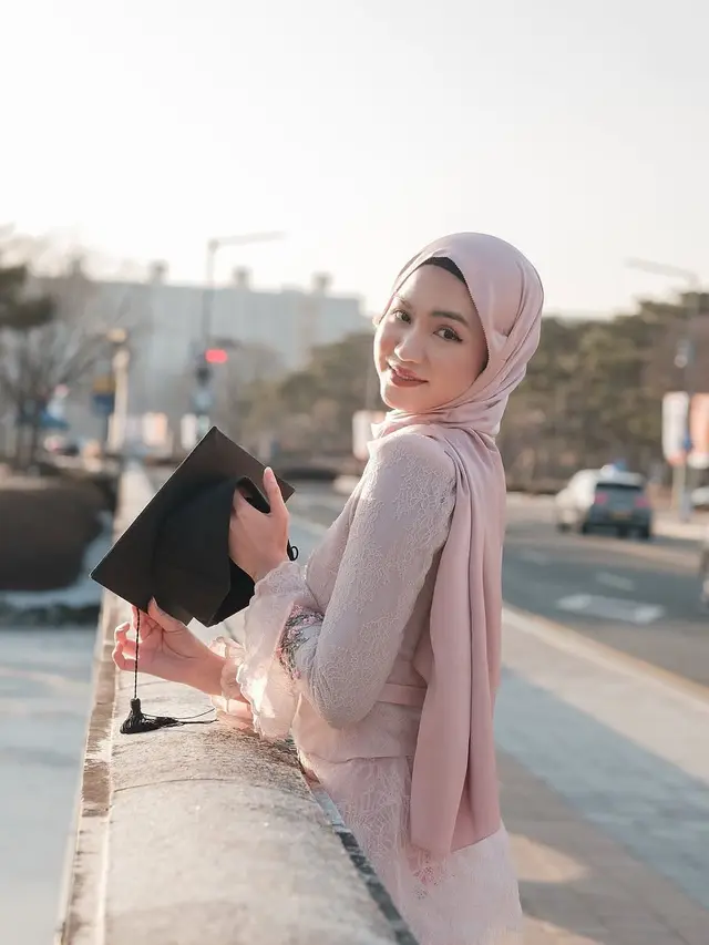 6 Potret Kebaya Wisuda Xaviera Putri, Diberi Sentuhan Bunga Indonesia ...