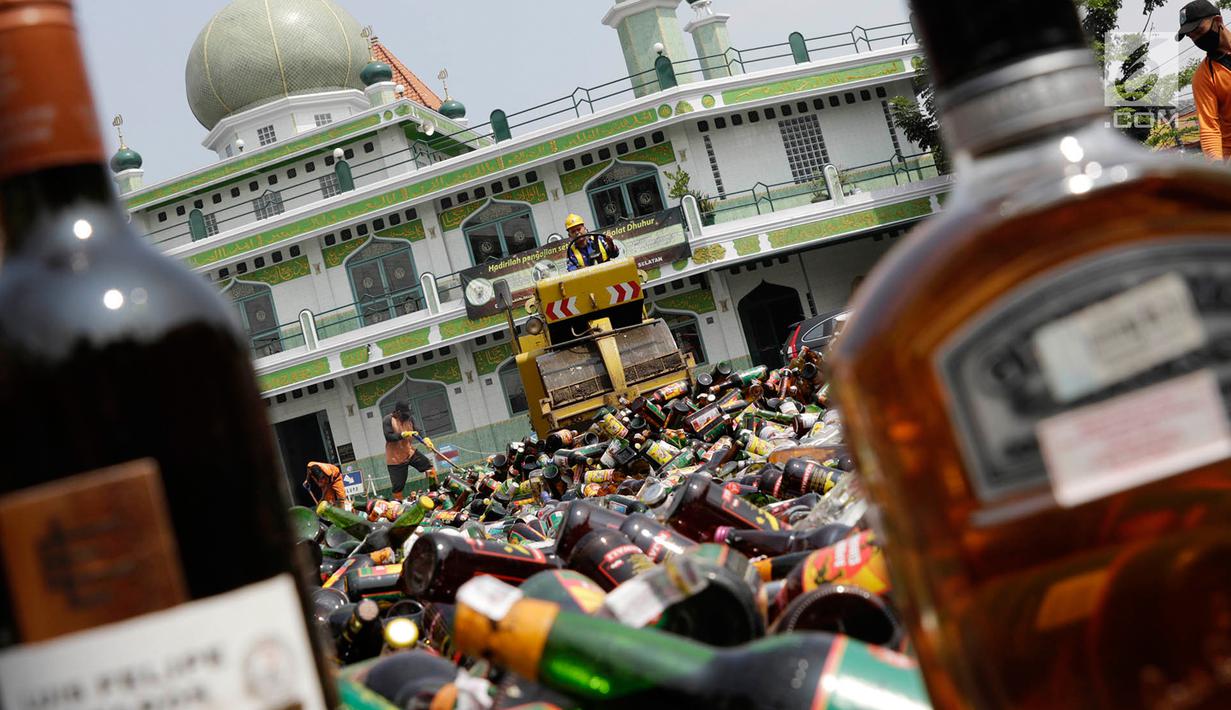 Jelang Ramadan, Ribuan Botol Miras Dimusnahkan Polres Jakarta Selatan - Foto Liputan6.com
