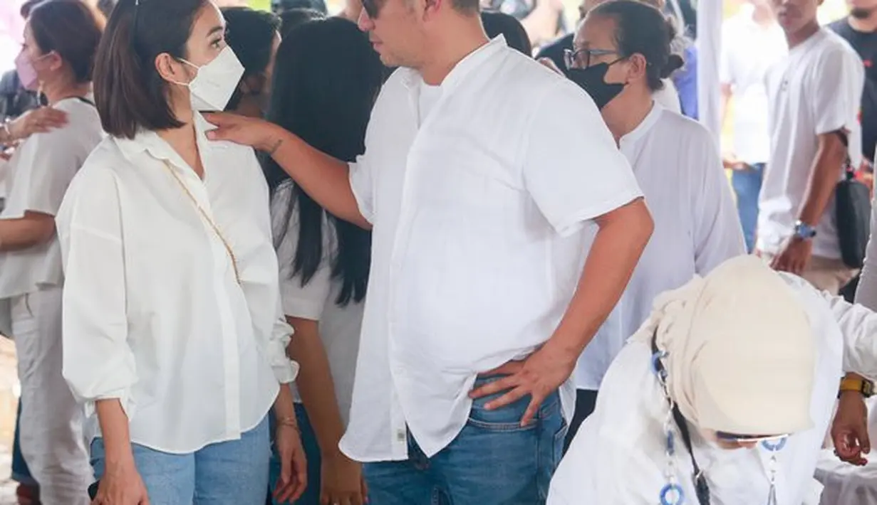 Suasana Pemakaman Ibunda Gading Marten yang Dihadiri Roy Marten Hingga ...