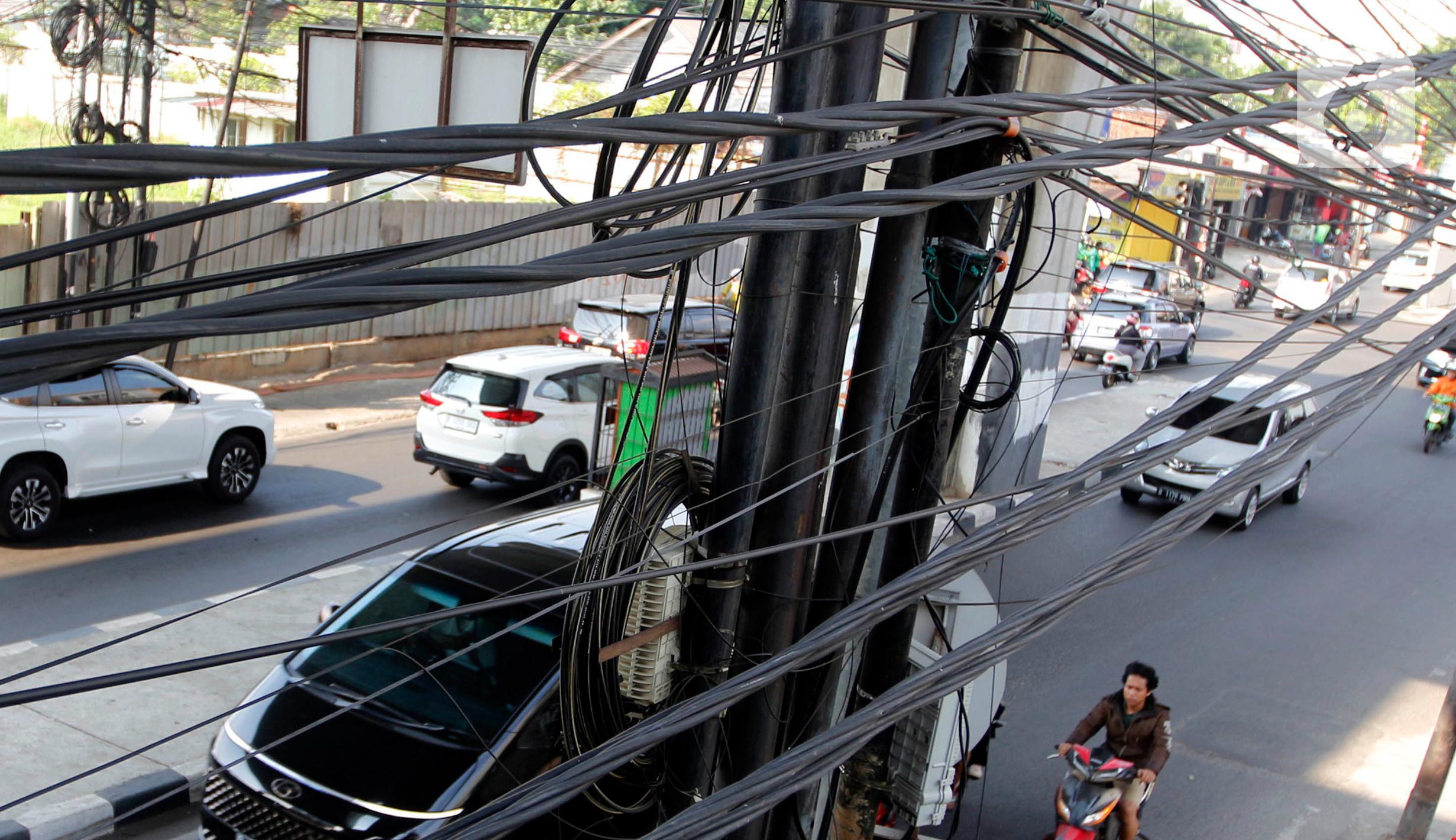 Potret Kabel Semrawut di Jakarta yang Bikin Khawatir