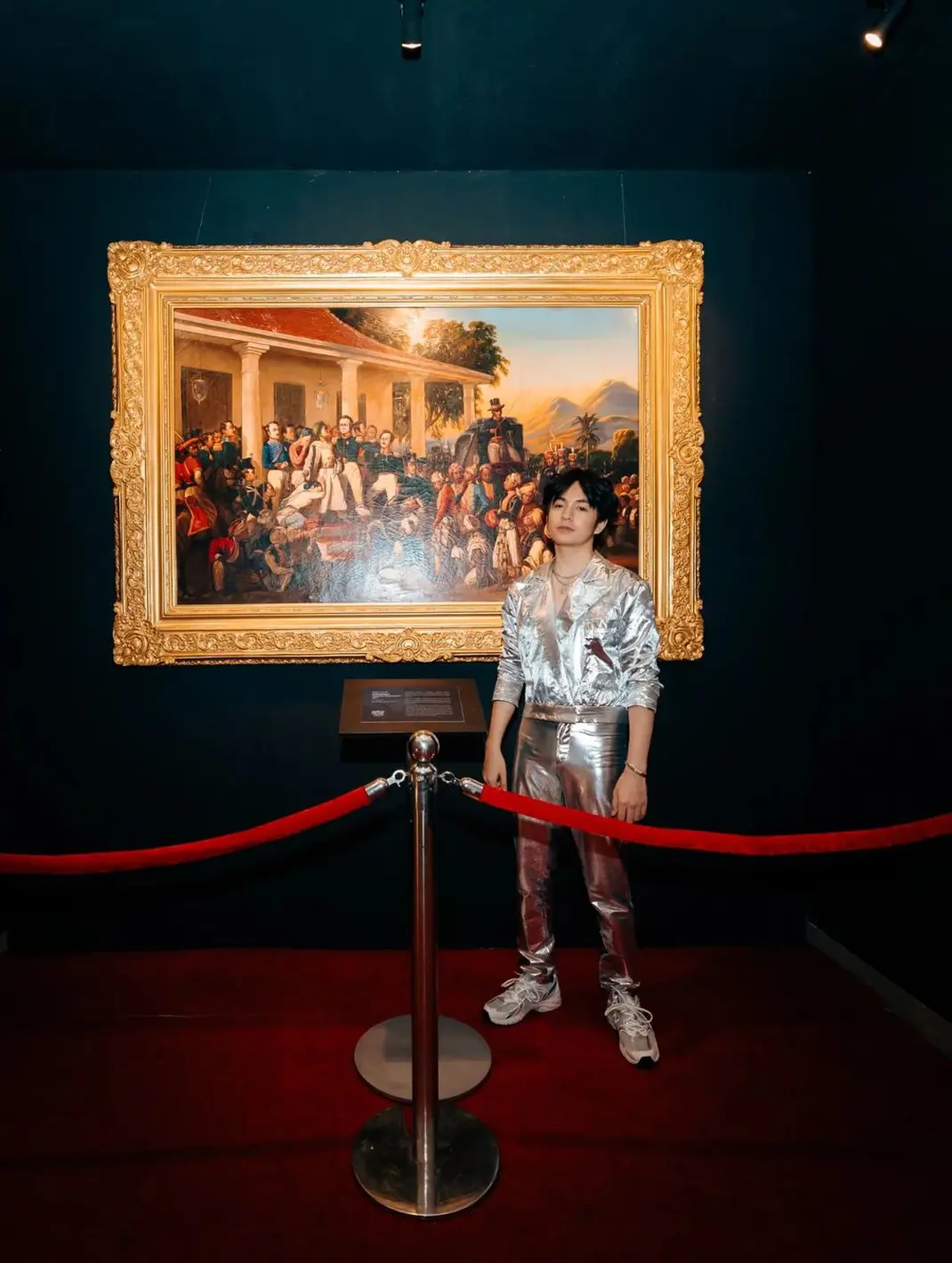 Angga Yunanda Pakai Blazer Silver di Gala Premiere Mencuri Raden Saleh ...