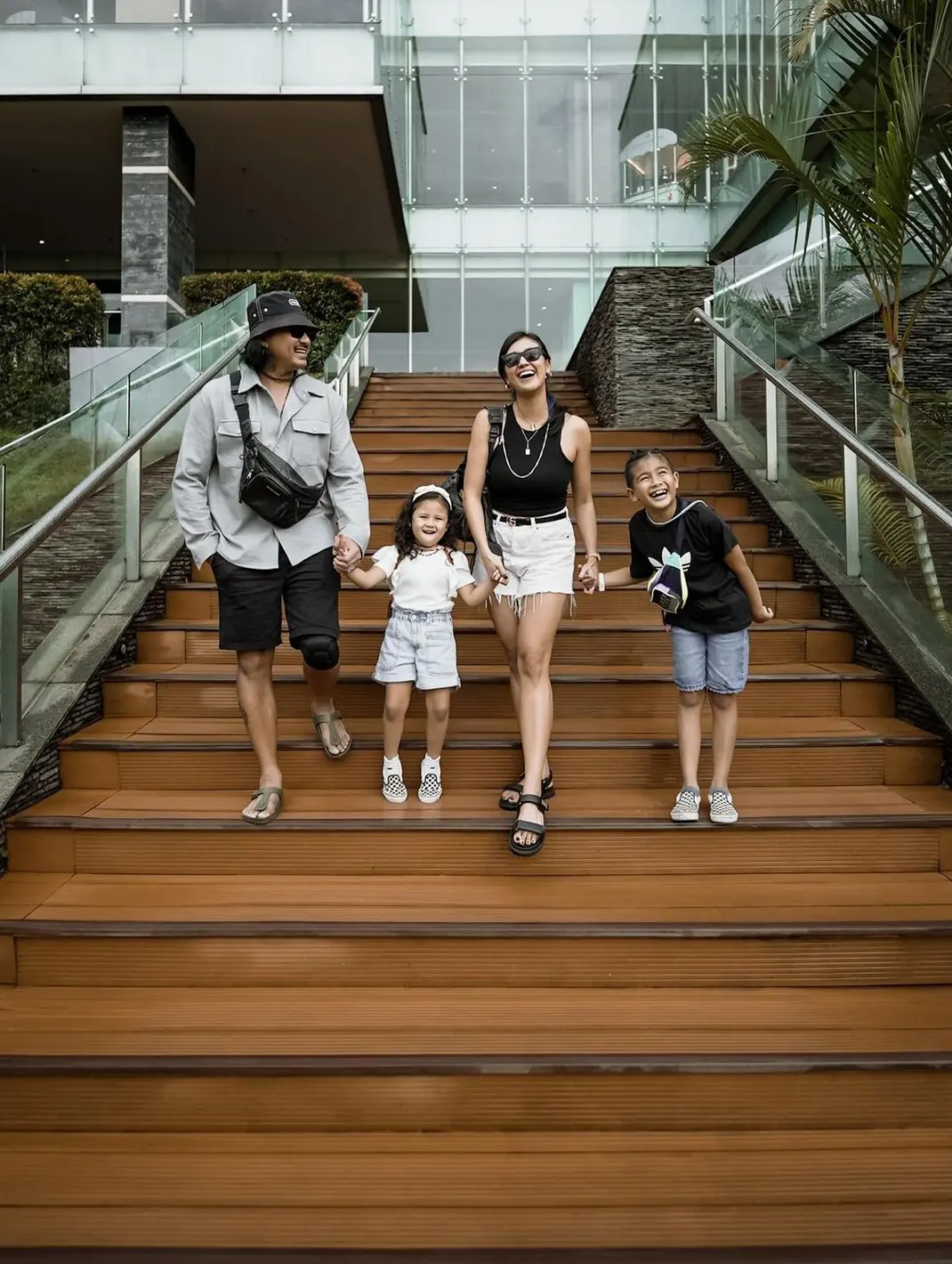 Gaya Asyik Ryan Delon Liburan Bersama Keluarga, Destinasi dengan ...